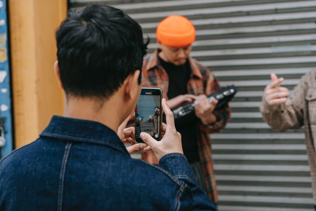 ¿Es delito publicar fotos sin consentimiento en España? - RepScan